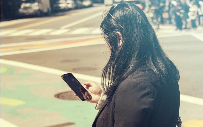 4.5m people use phone when crossing the road